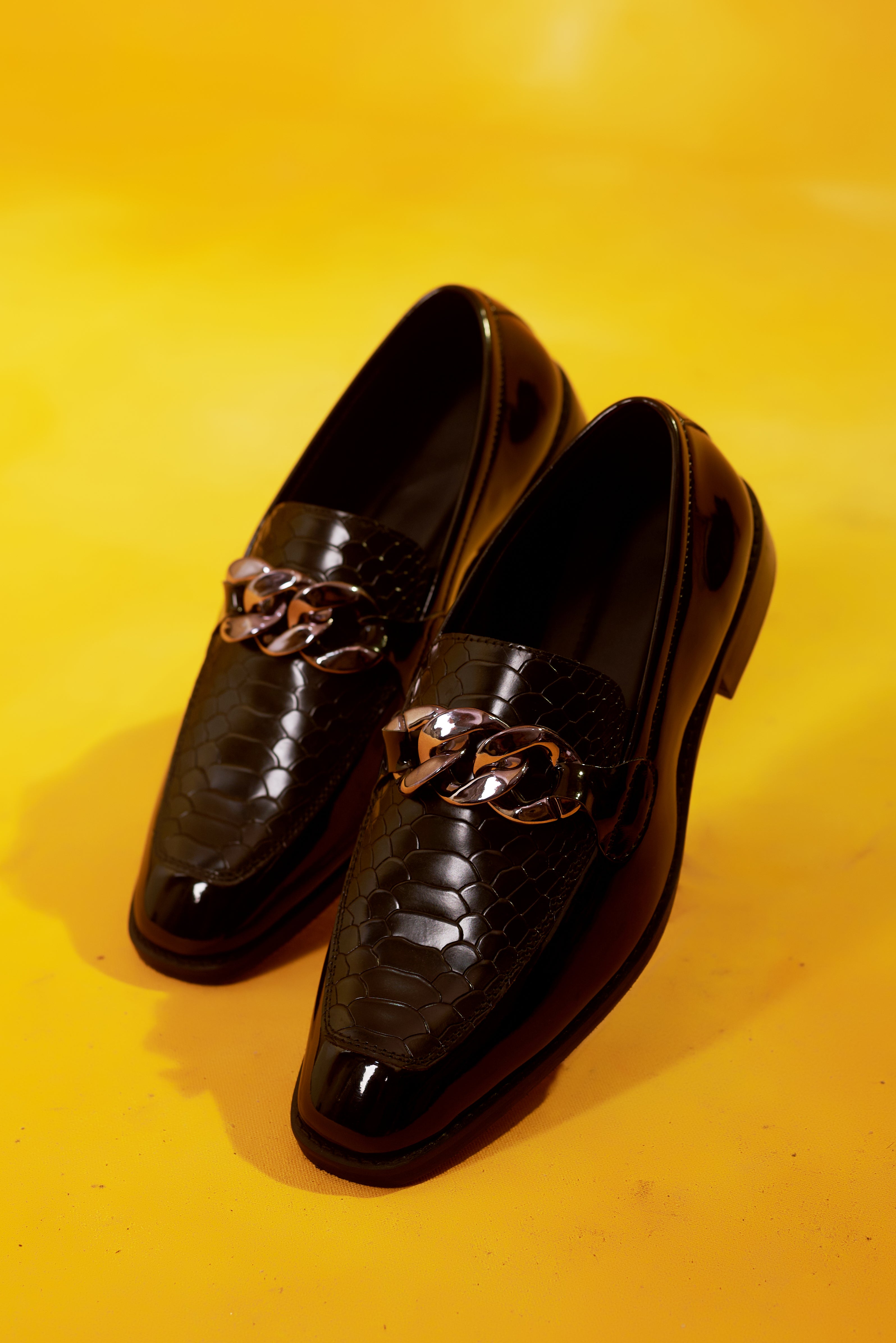 Stylish Black Loafer with Grey Chain Buckle – Karegar